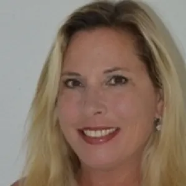 Andrea Moore, Recognized by BestAgents.us as a 2023 Top Agent | isStories